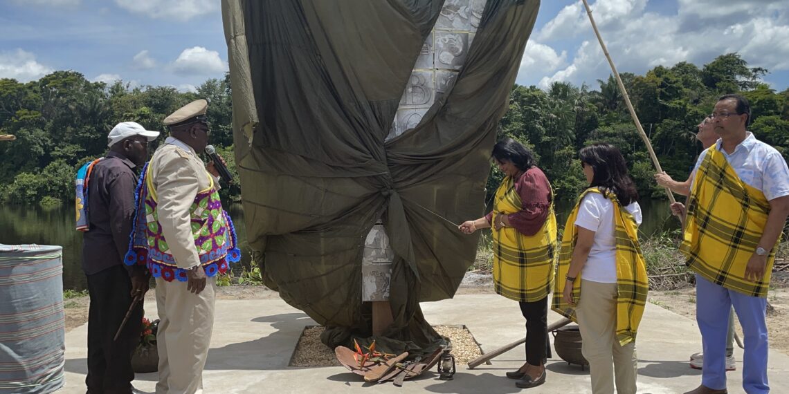 Onthulling Boekoe Monument in het dorp Tamarin - KEY NEWS SURINAME