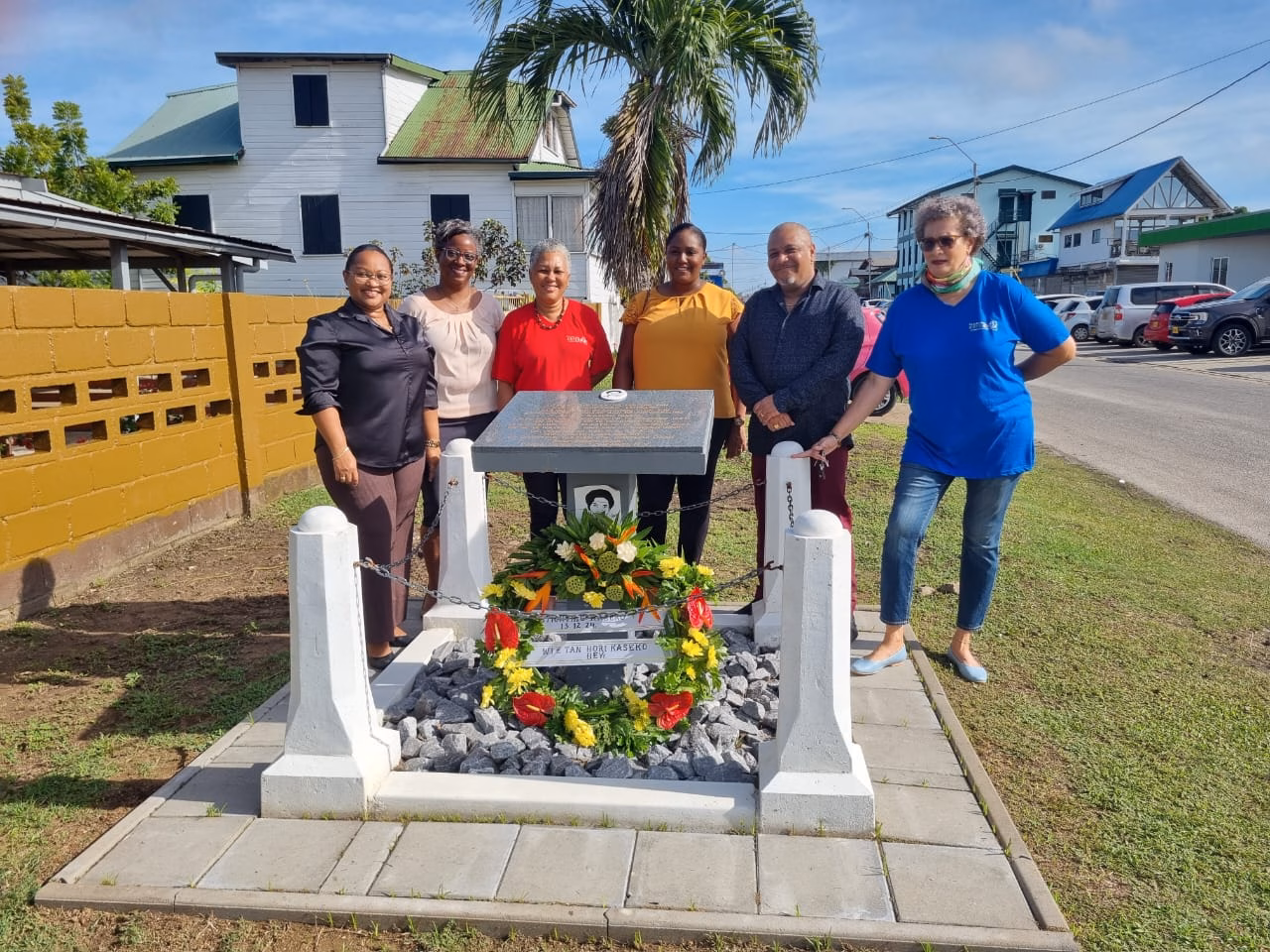 Kranslegging Dag van de Kaseko op 90-jarige geboortedag ‘Lieve Hugo ...