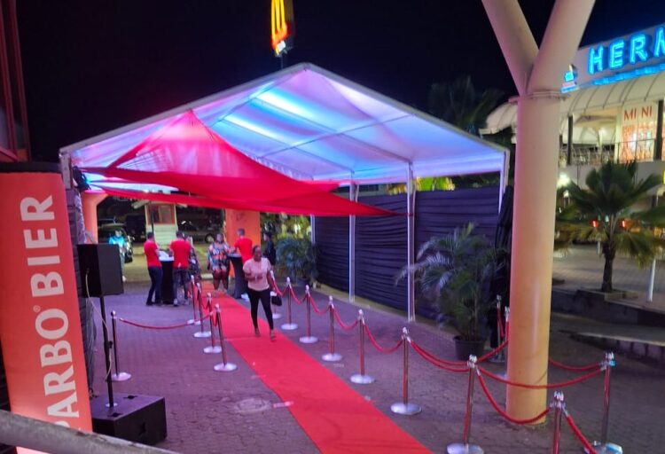 Parbo schittert op witte doek met ‘Pass a djogo’ tijdens Jurassic ...