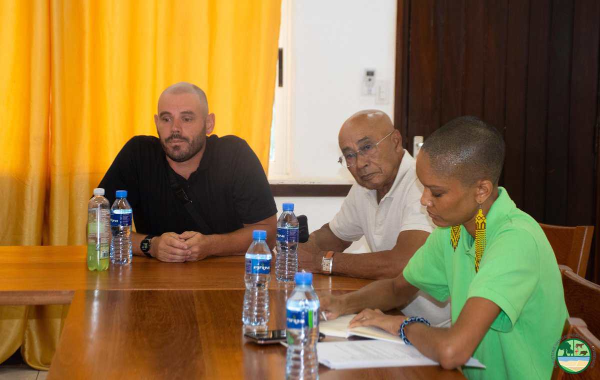 Minister Soeropawiro bespreekt duurzame toerismesamenwerking met ...