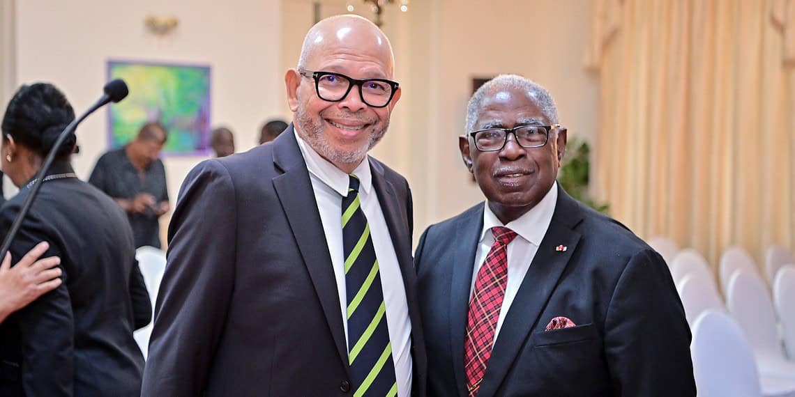 Dirk Currie beëdigd als minister van Onderwijs: kabinet Simons-Rusland ...