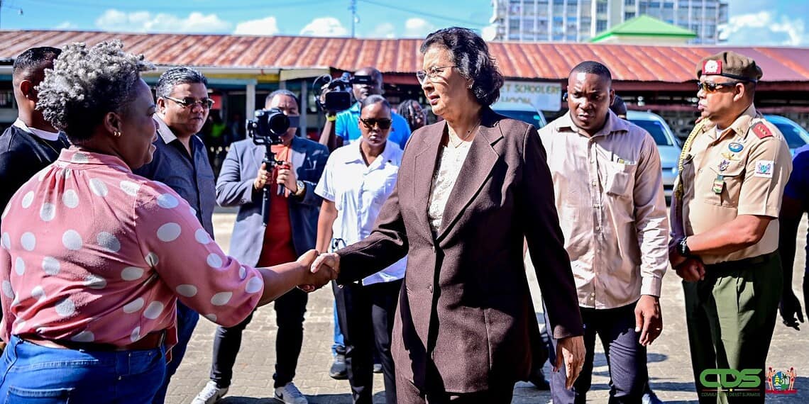 President bezoekt Lyco 2 na zorgen over tekort aan meubilair - KEY NEWS ...